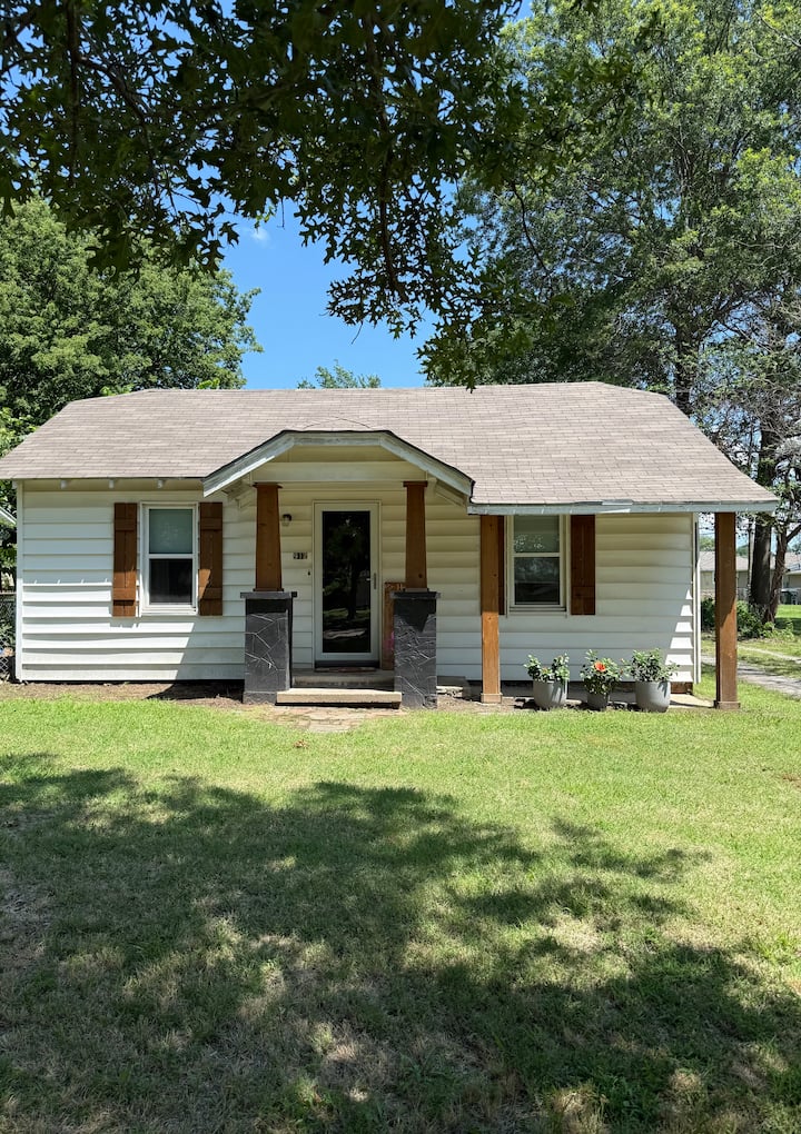 Little House On Cherokee - Claremore Lake, OK