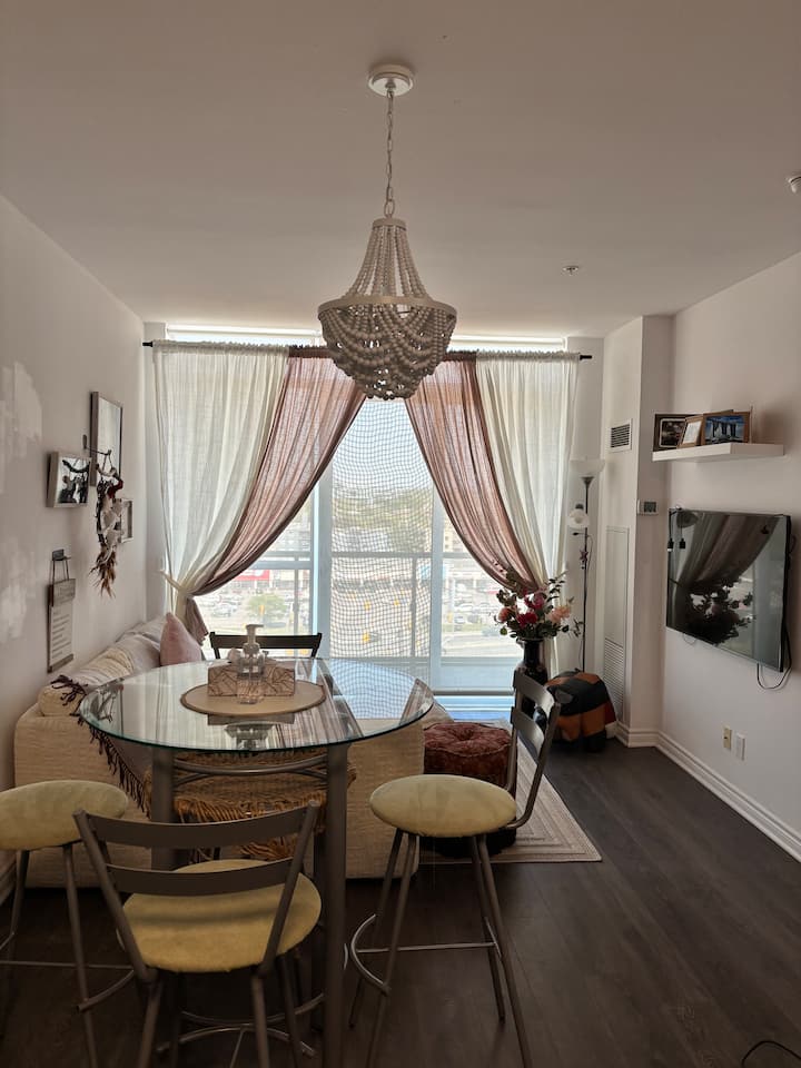 Top-floor 2-br Condo With City Views, Gym Access - 토론토