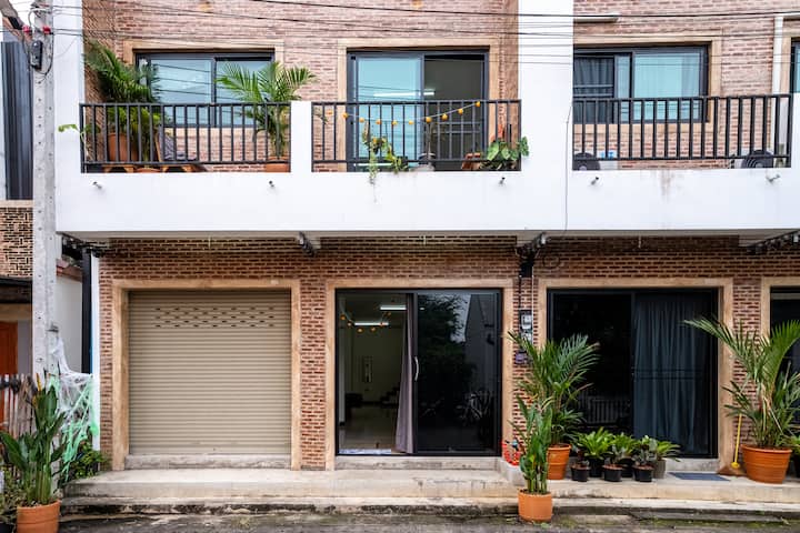 Modern, Townhome Next To Park! - Mae Hong Son