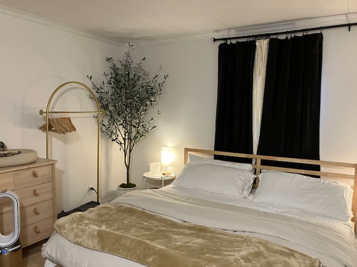 Private Guest En-suite, 3 Min Walk To Ball State - Muncie, IN