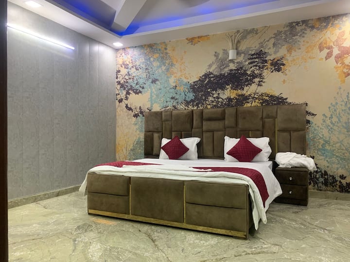 5 Bedroom Apartment With Kitchen - Delhi