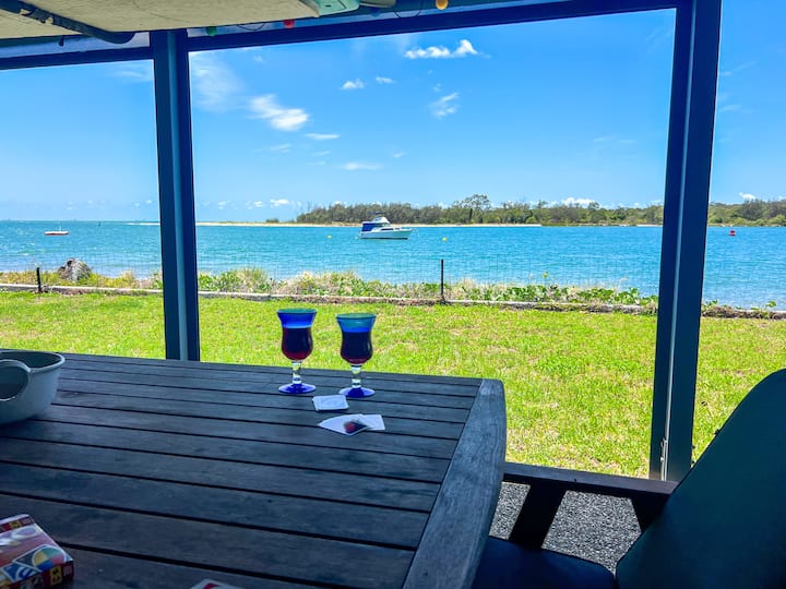 Pet-friendly Absolute Beachfront Escape - Tannum Sands