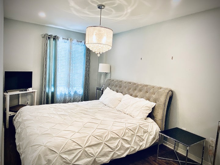 Luxury Bedroom & Private Bath + Parking+wifi+hd Tv - Bradford, ON, Canada