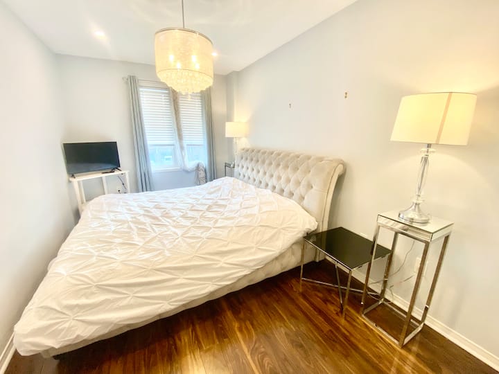 Luxury Bedroom W/ Bath And Parking + Wifi & Hd Tv - Bradford, ON, Canada