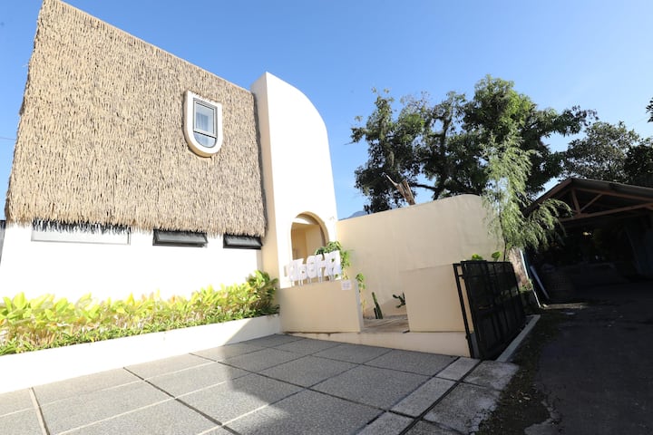 Elegant Escape-modern 2br Villa Garut - Garut