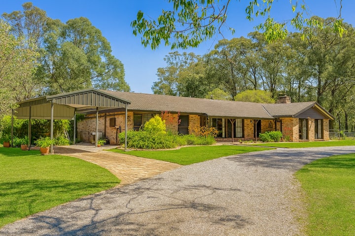 Spacious Country Retreat - The Oaks