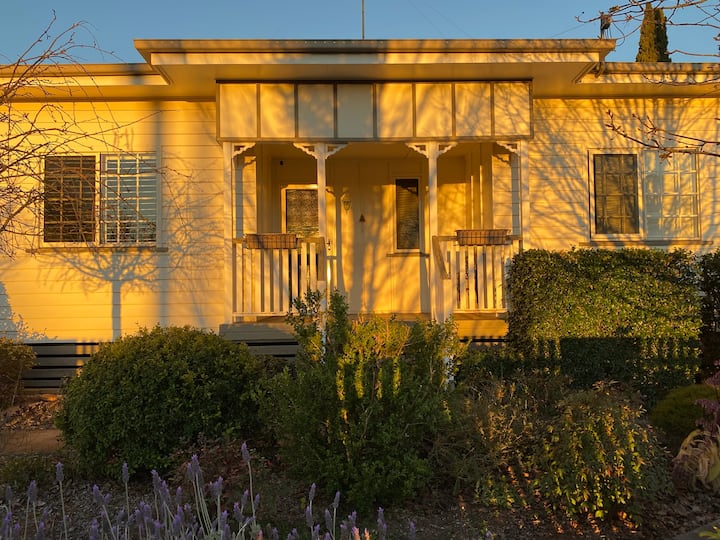 Central Home With Cottage Charm - Toowoomba