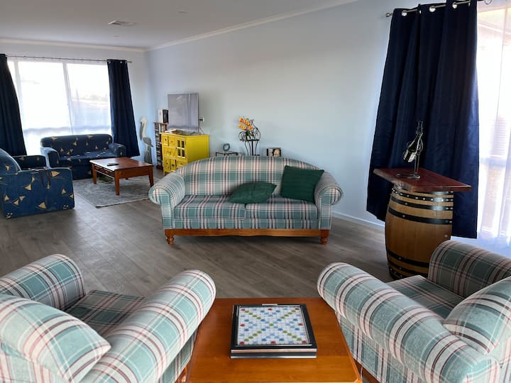 Pelicans Perch - Mannum