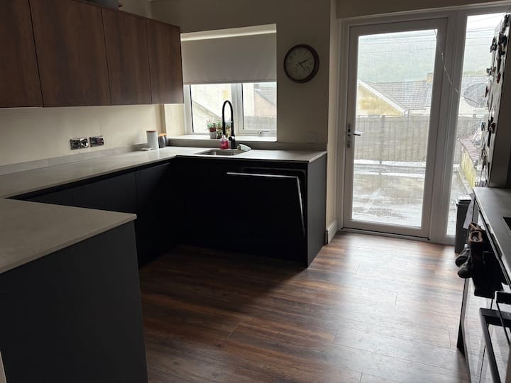 Spacious Home - Sleeps 4 - Caerphilly - South Wales