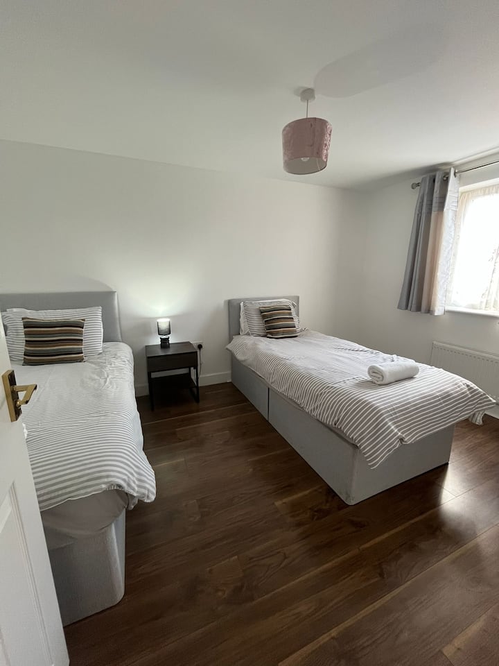 Trowbridge House Long Stays Discount Free Parking - Swindon