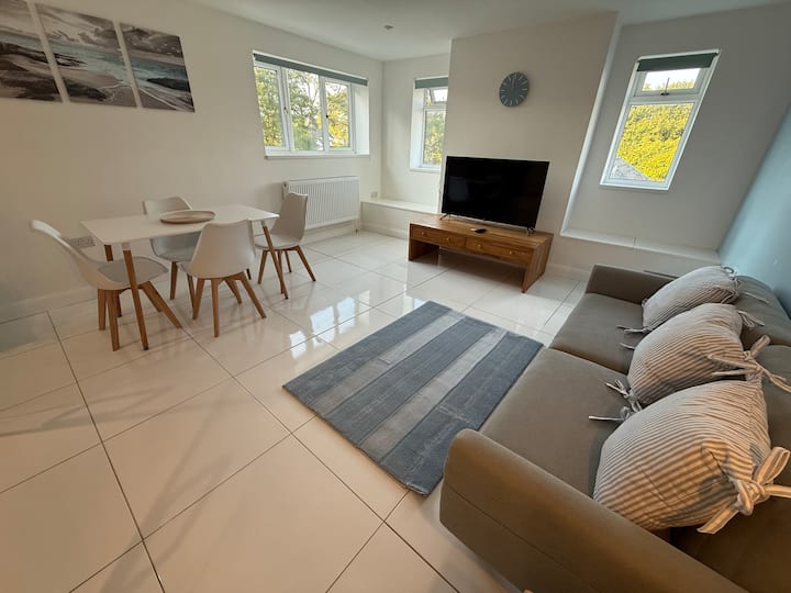 New 3 Bedroom Flat Close To Station - Chepstow