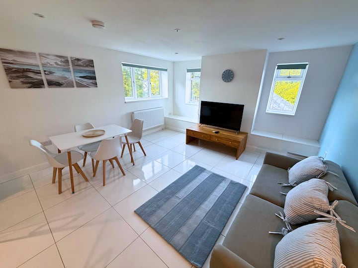 New 3 Bedroom Flat Close To Station - Chepstow