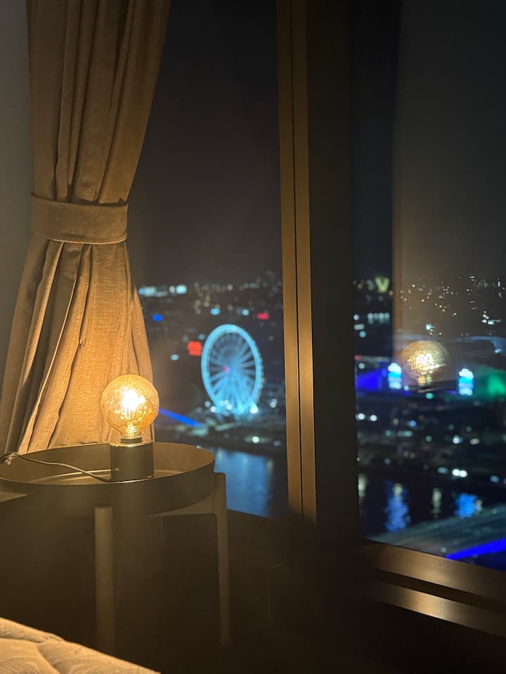 The Only One - Riverfront Elegance, Free Carpark - Brisbane