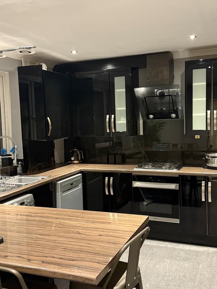 Bright 3-bed Home With Conservatory – Abbey Wood - Barking