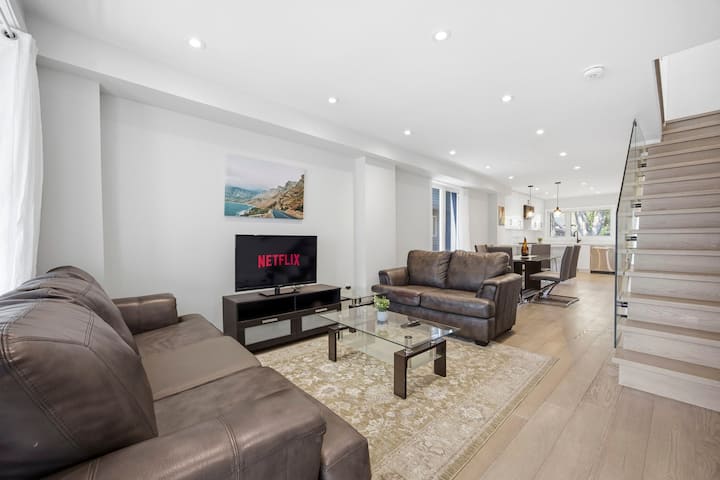 Modern 3br | 20 Min To Downtown + Parking - Toronto, ON