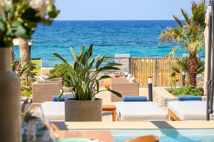 Sabbia Mare Beachfront Villa, Steps From Dine&shop - Hersonissos