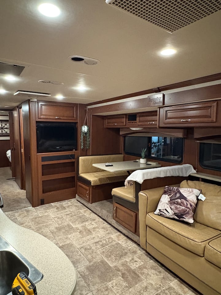 Glamping Rv W/ Hydro Spa - 알버타