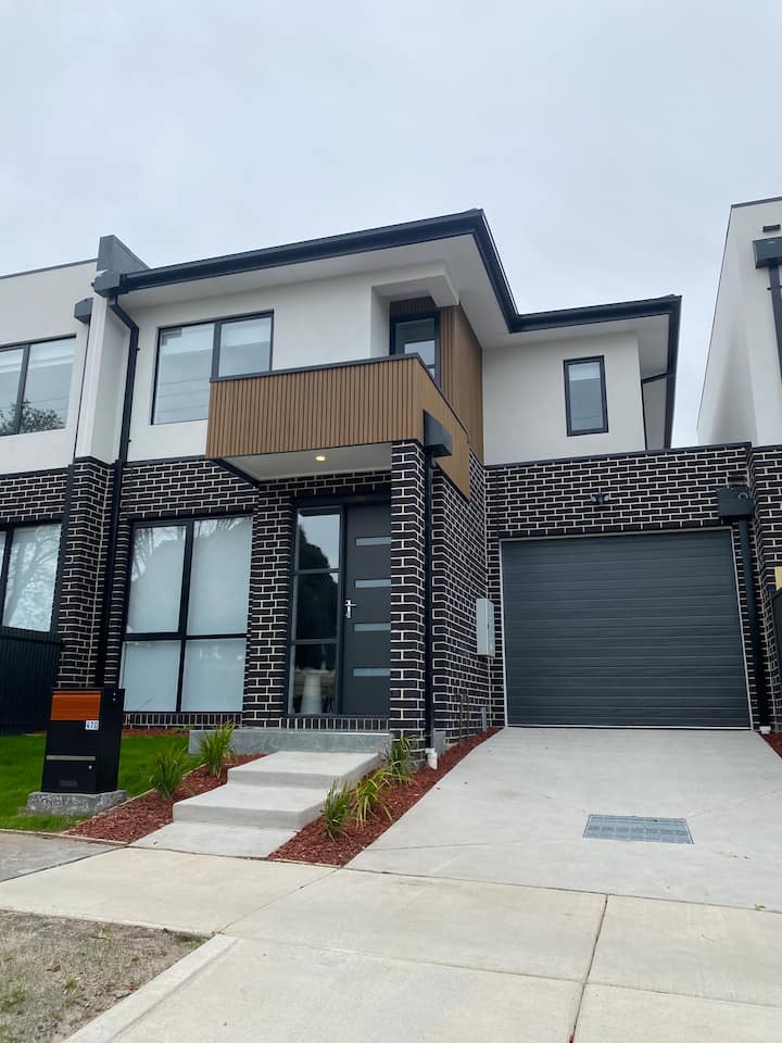 Springvale 3 Bedroom Town House - Best Location - Dandenong
