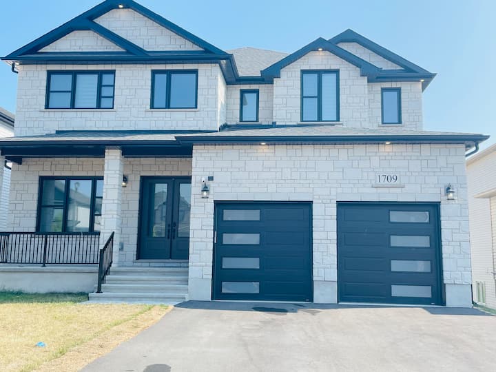 Shaikh Villa In Kinston-5br-7beds-pond View - Kingston