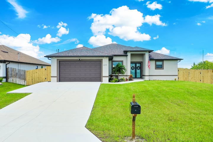 Family Oasis | Minutes From Matlacha W. Game Room - Cape Coral, FL