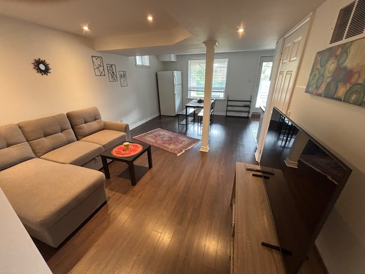Cozy, Clean, Spacious Separate Bsmnt+free Parking - Aurora
