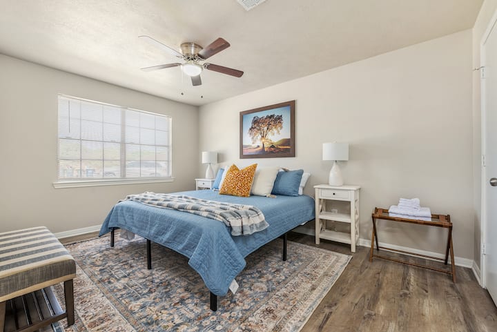 College Station Duplex For Game Days & Getaways - College Station, TX