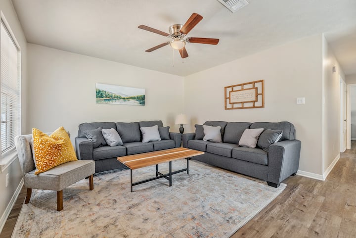 Modern Comfort Near Texas A&m & Kyle Field - Bryan, TX