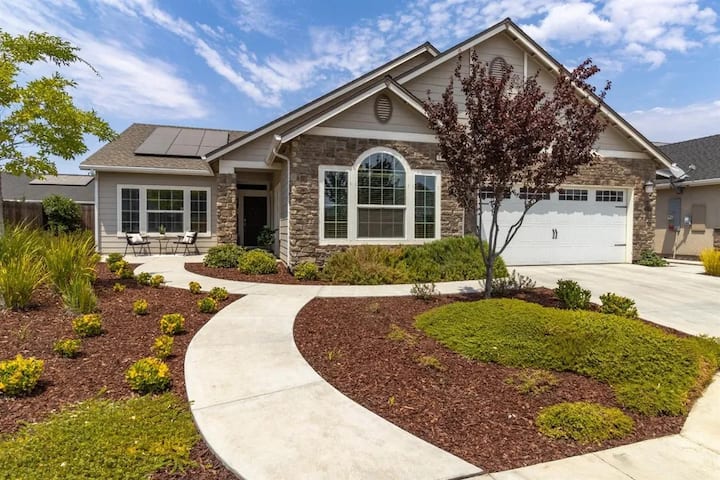 Lavish Home - Clovis, CA