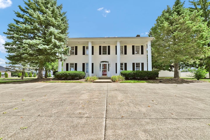 Spacious 5br | Fireplace | Near Downtown - Grafton, OH