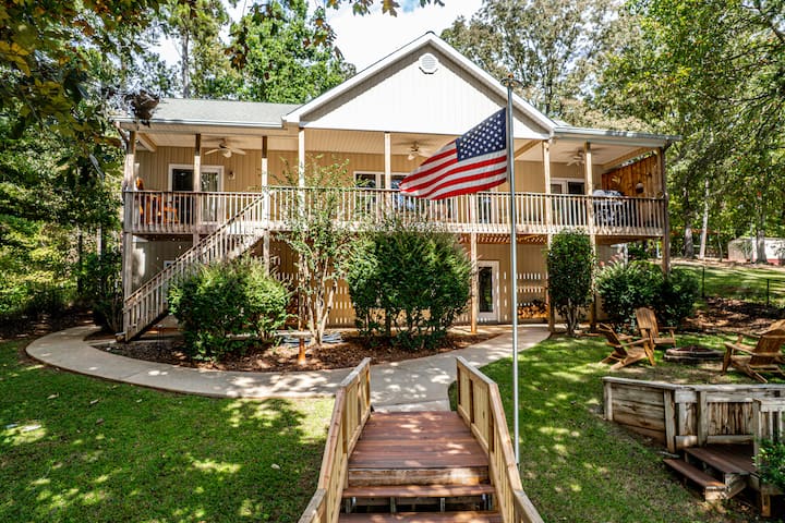 Serenity Outlook - Sleeps 12, Kayaks, Games + More - Milledgeville, GA