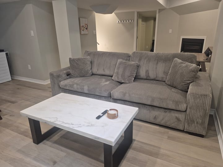 Quiet Large 1 Bedroom Suite - Bowmanville
