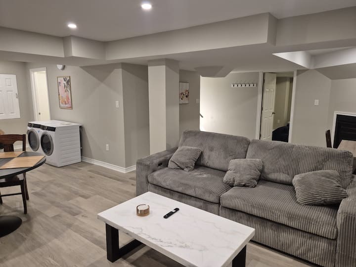 Quiet Large 1 Bedroom Suite - Bowmanville
