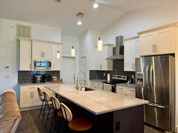 Spacious 4br W/ Heated Pool - ケープコーラル, FL