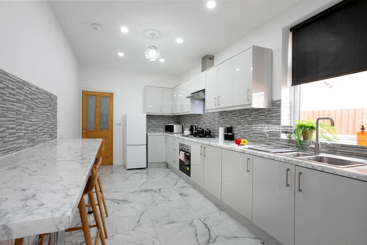 5br Home-3bath-city Cr-sleeps 10+ - 레스터