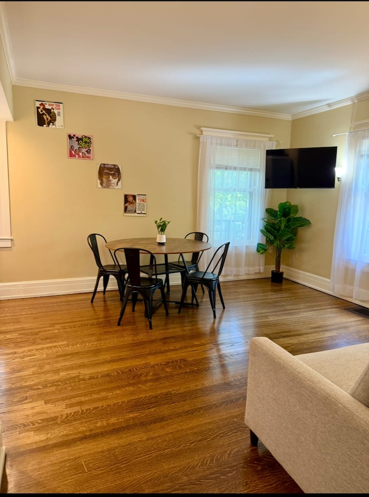 Fresh & Clean Park Ave Close To All Restaurants! - Rochester, NY