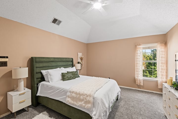 Big 4 Br In Dfw |Fenced Yard | Spa Tub | Sleeps 10 - Lewisville, TX