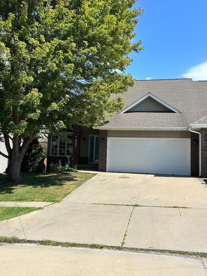 Spacious House Near Kinnick & Downtown Iowa City - Iowa City, IA