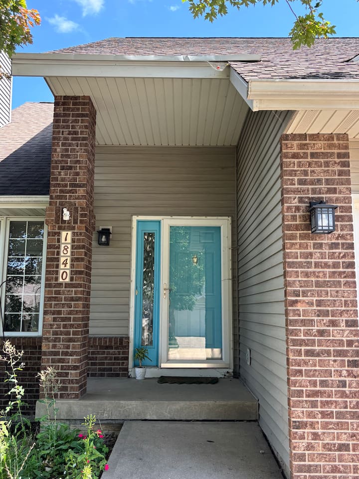 Spacious House Near Kinnick & Downtown Iowa City - Iowa City, IA