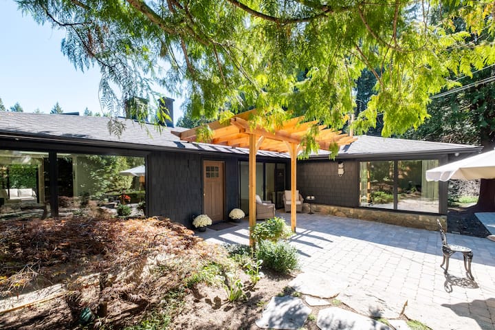 Luxury Park Side Rancher Retreat - Bowen Island