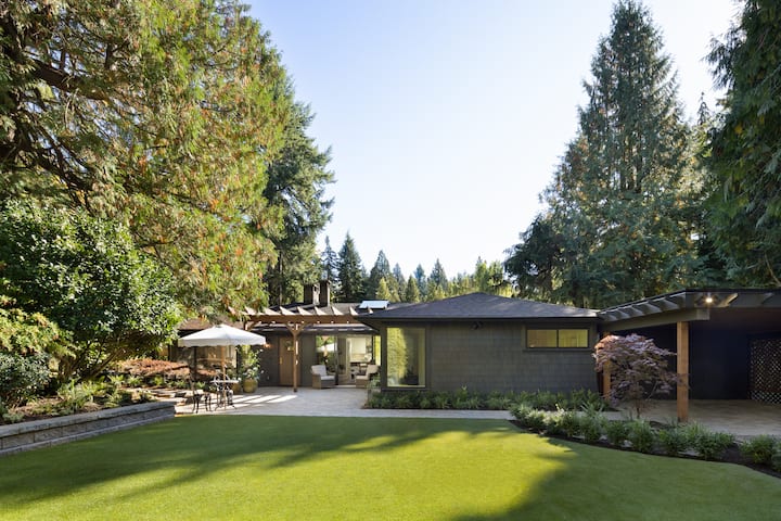 Luxury Park Side Rancher Retreat - Bowen Island