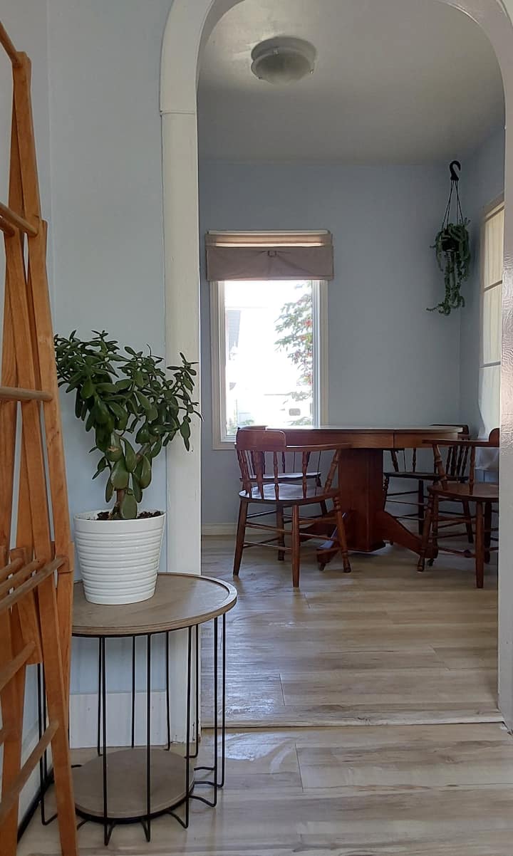 One Bedroom Updated Antique - Fairview
