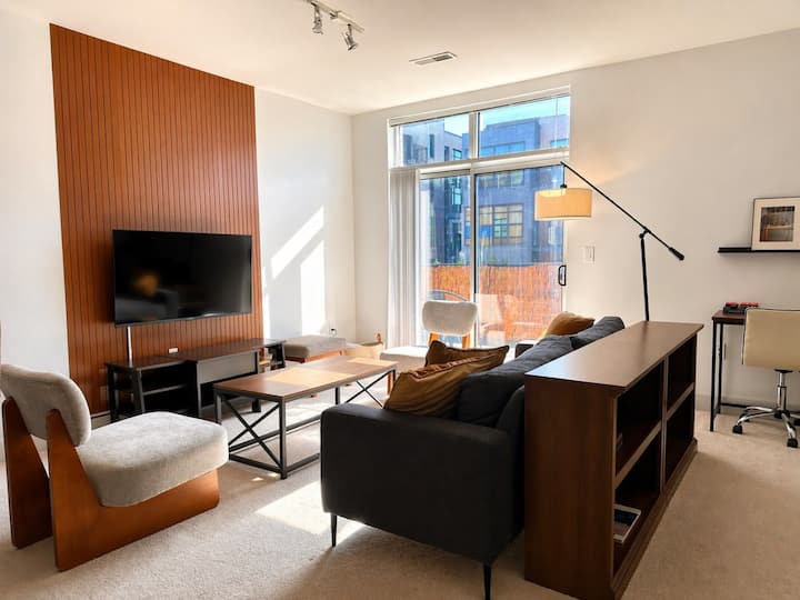 Sunlit Third Ward Apt | Gym & Balcony | Sleeps 4 - Milwaukee