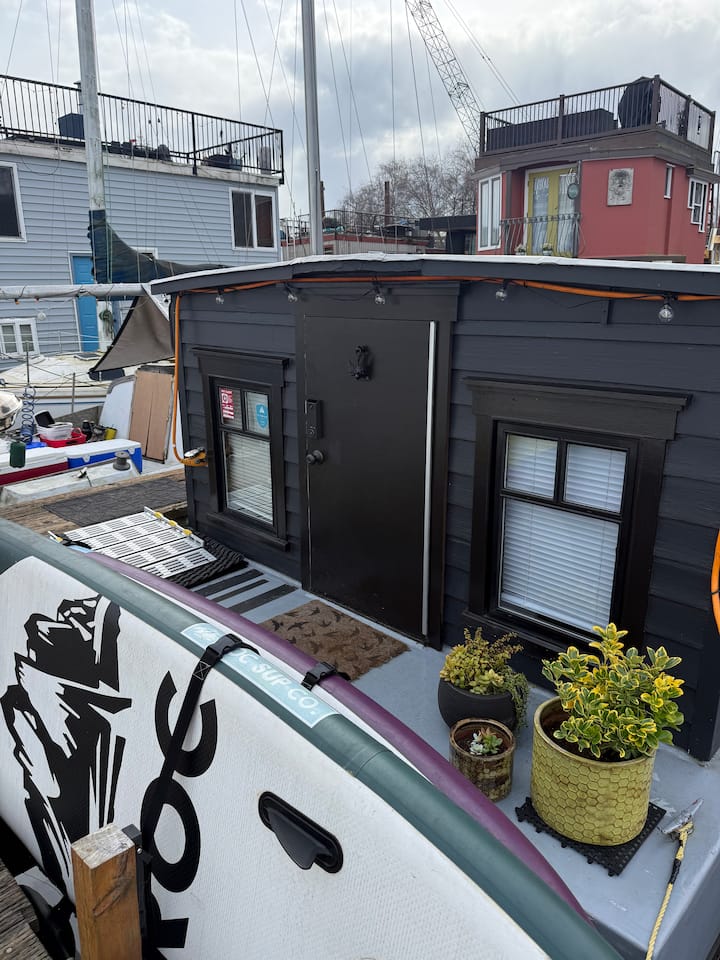 Floating Nest On Lake Union: A Minimalists Escape - Seattle, WA