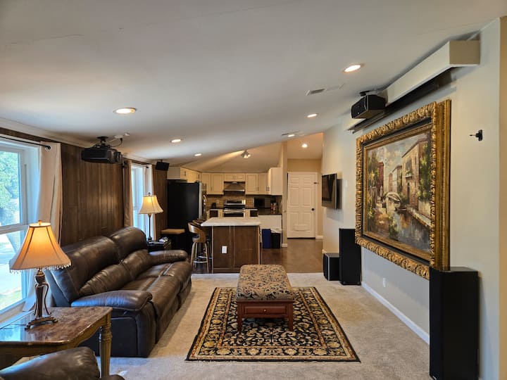 Theater Luxury Getaway W/ Private Garage - Irving, TX