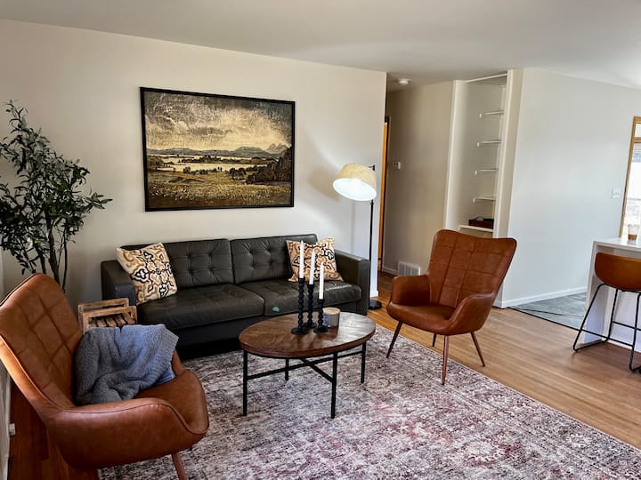 Renovated In 2024 – Modern Family Home W/ Basement - 林肯