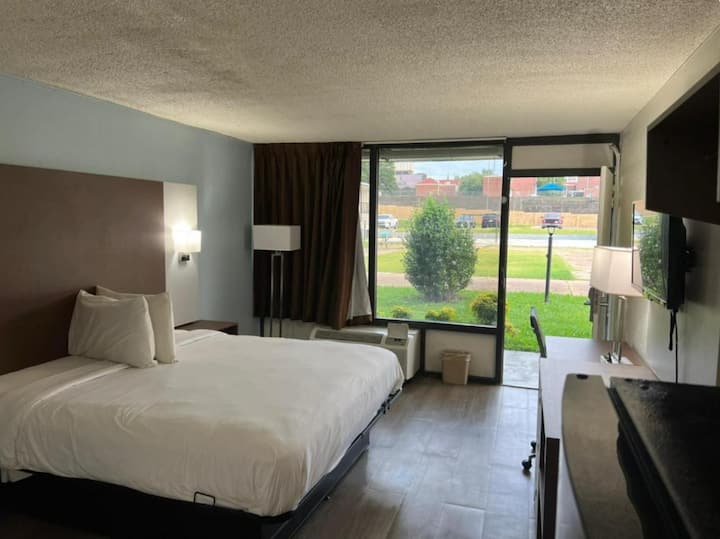 King Bed Studio In Columbus, Ms - Columbus, MS