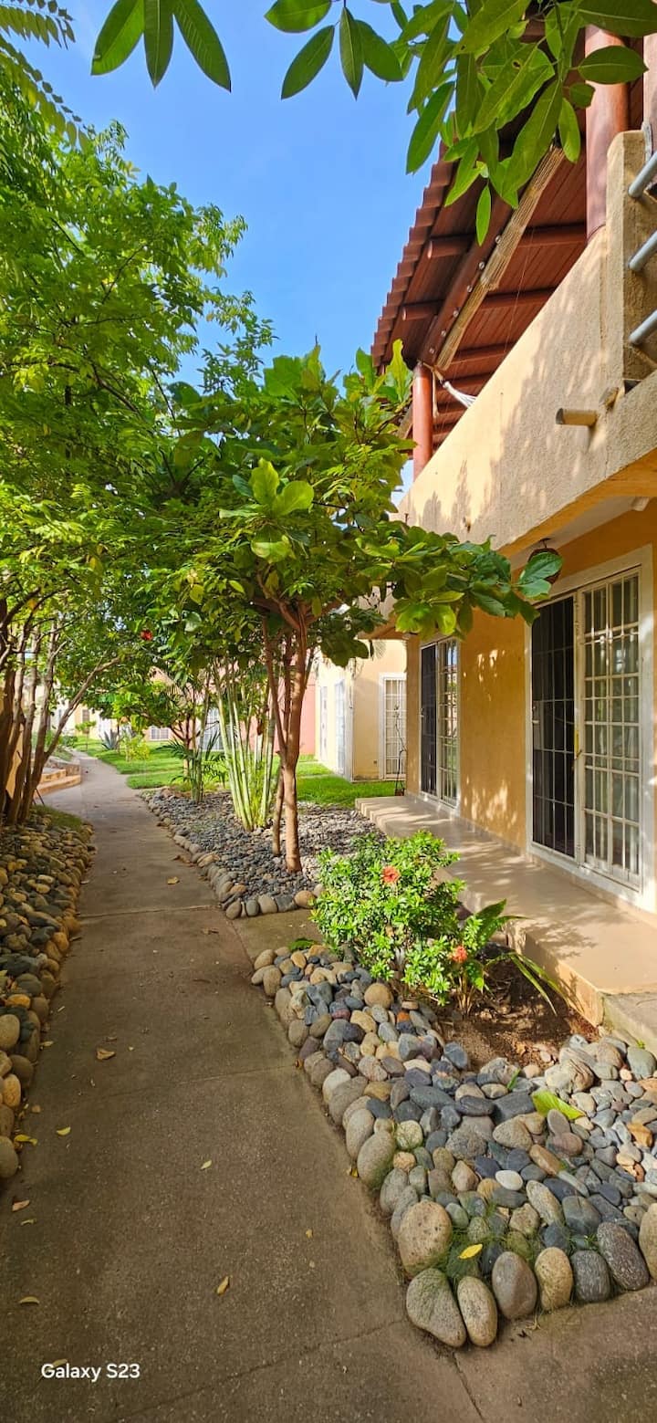 Casa Vacacional "Los Almendros". - Zihuatanejo