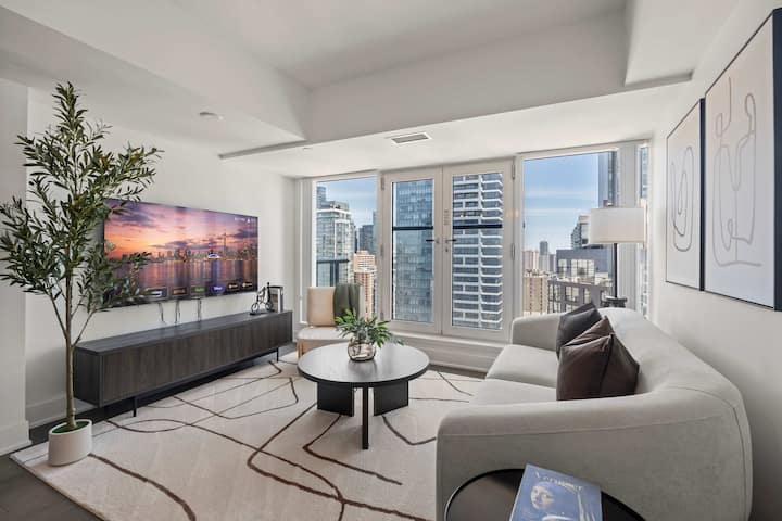Elegant King Suite W/ Skyline Views, Pool And Gym - Alliston