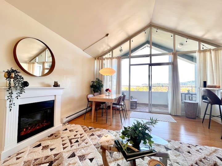 Luxurious Sunrise Penthouse - Eugene, OR