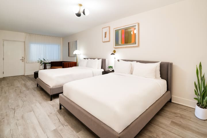 Premier Double Queen Retreat, Pool, Gym & Wifi - Miami Beach, FL
